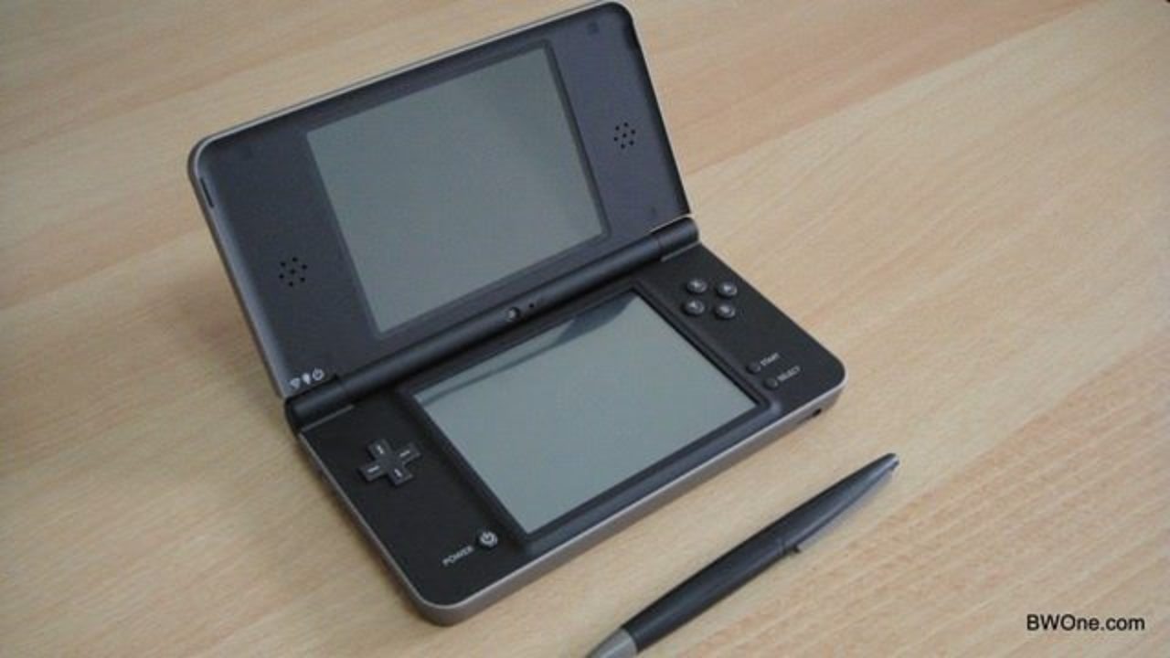 Nintendo DSi XL Unboxing And Review - BWOne